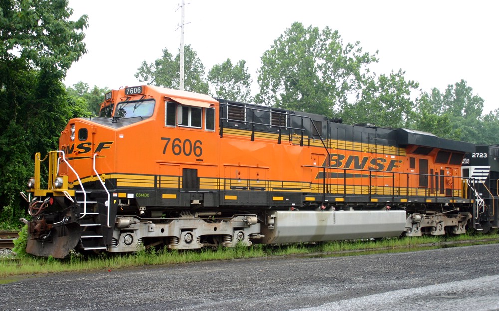BNSF 7606
